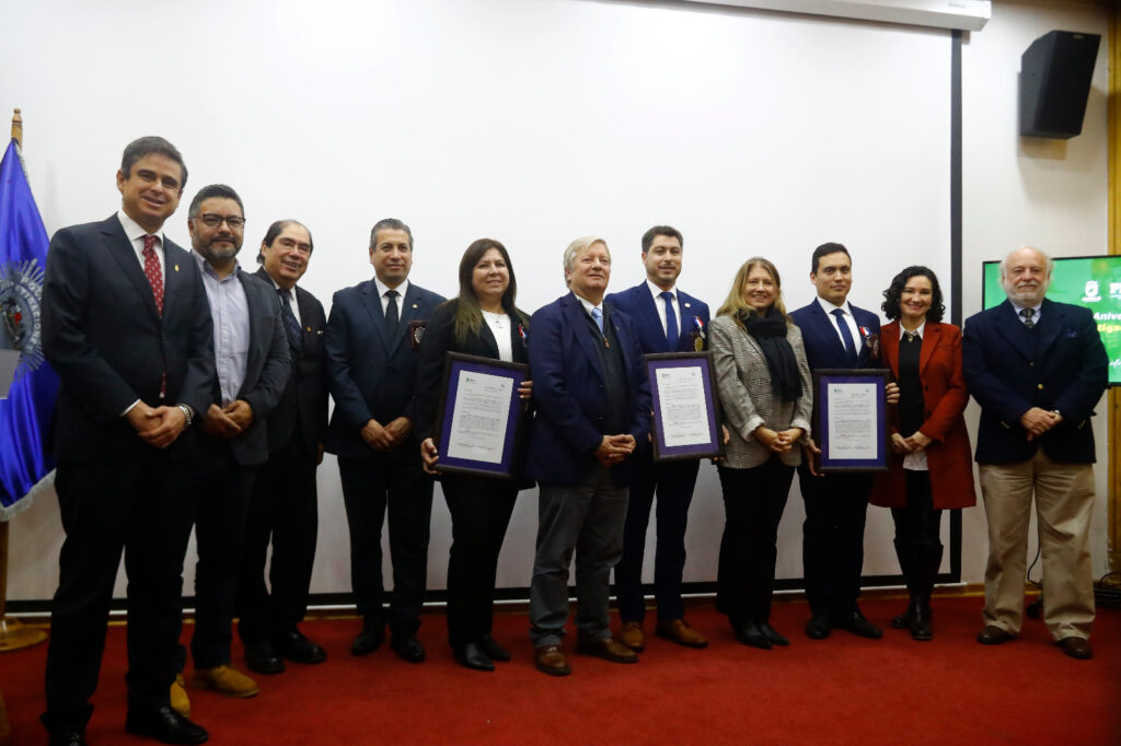 Municipalidad entrega medalla municipal de plata a tres funcionarios de ...