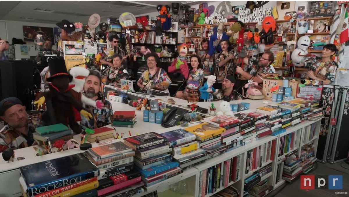 Histórico: 31 Minutos debuta en el icónico Tiny Desk de NPR con humor y música chilena - Radio ...